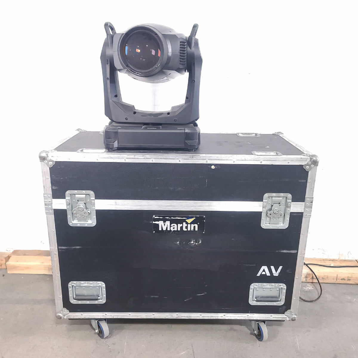 Martin MAC Viper Profile (1644 Total Lamp Hours), (2) Mounting Clamps ...