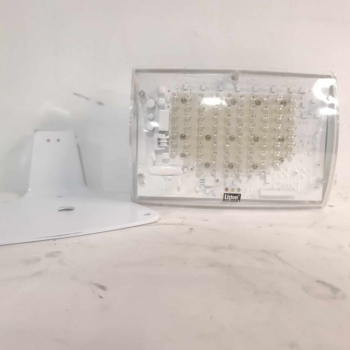 Listen Technologies LA-140-WH Stationary IR Radiator w/ mount – AVGear.com