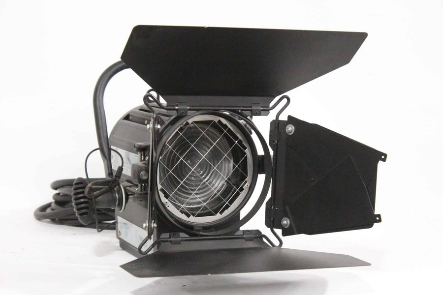 Strand QuartzColor Bambino 1K Fresnel Stage Light – AVGear.com